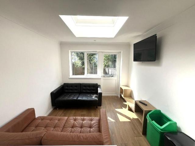 5 bedroom terraced house to rent