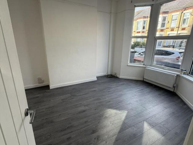 5 bedroom terraced house to rent