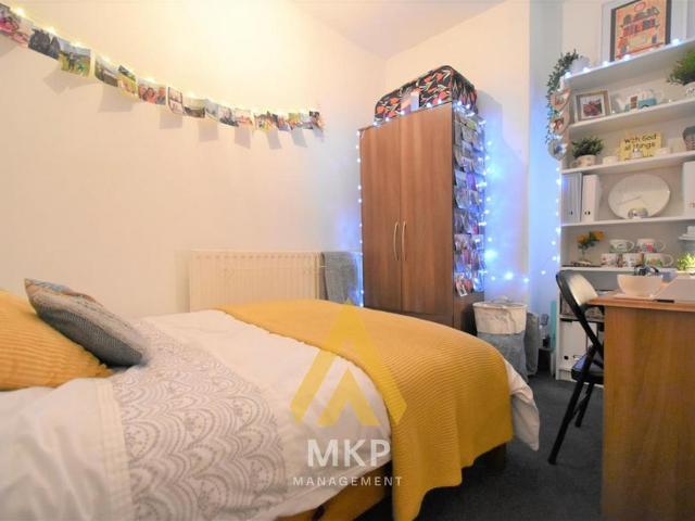 5 bedroom terraced house to rent