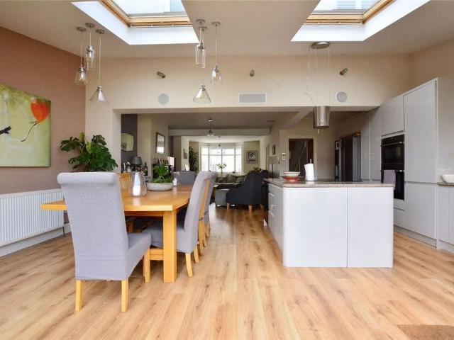 5 bedroom terraced house to rent