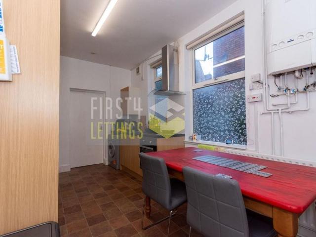 5 bedroom terraced house to rent