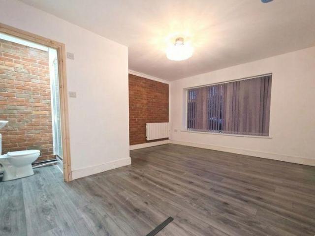 5 bedroom terraced house to rent
