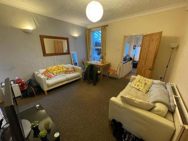 5 bedroom terraced house to rent