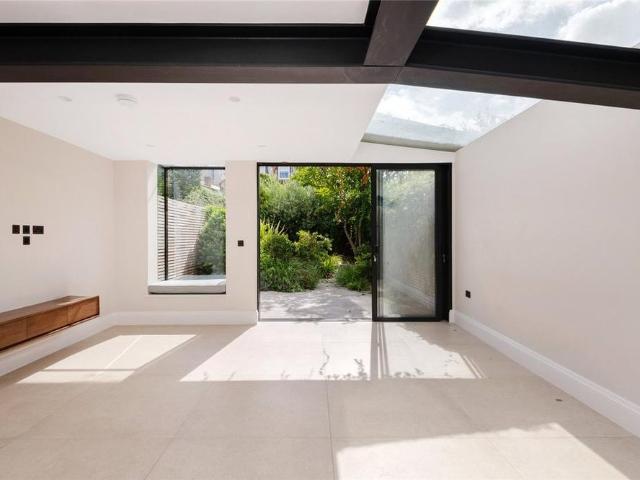5 bedroom terraced house to rent