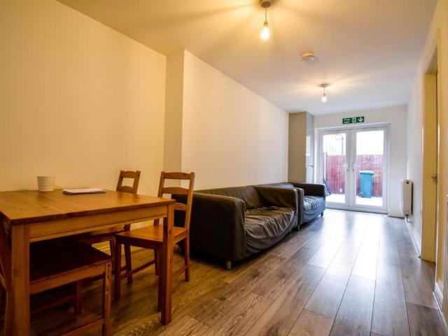 5 bedroom terraced house to rent