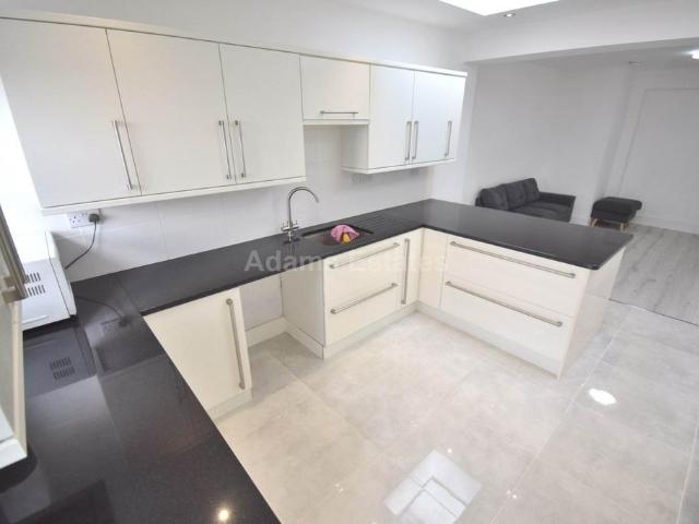 5 bedroom terraced house to rent