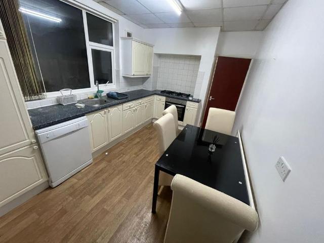 5 bedroom terraced house to rent