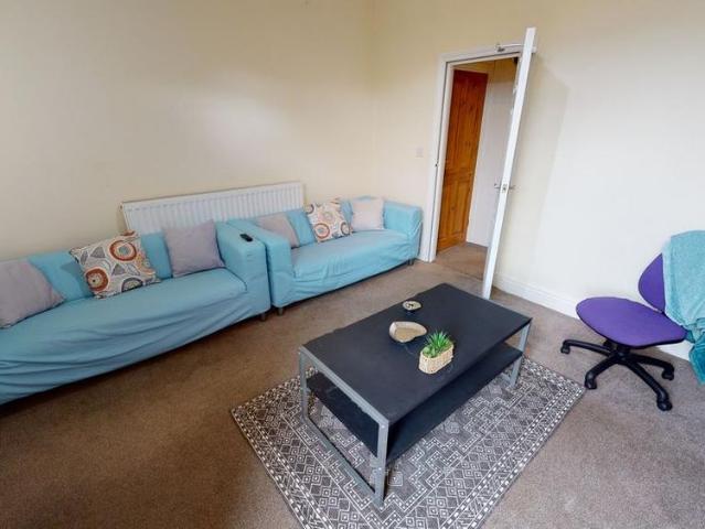 5 bedroom terraced house to rent