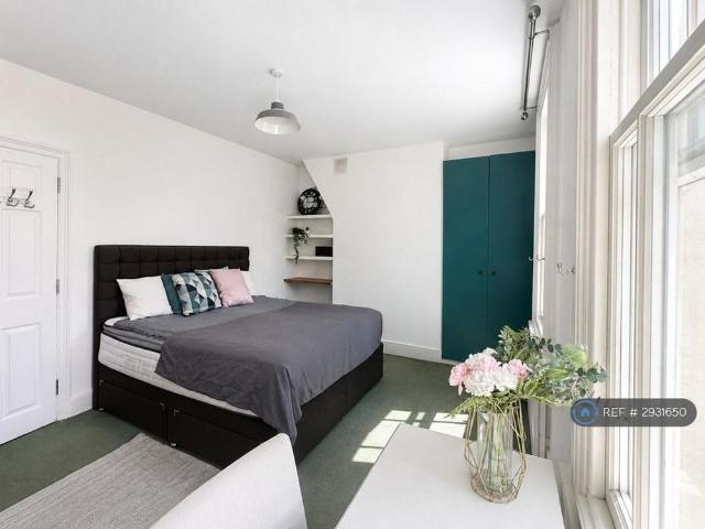 5 bedroom terraced house to rent