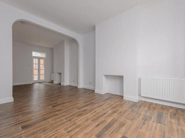 5 bedroom terraced house to rent