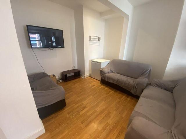 5 bedroom terraced house to rent