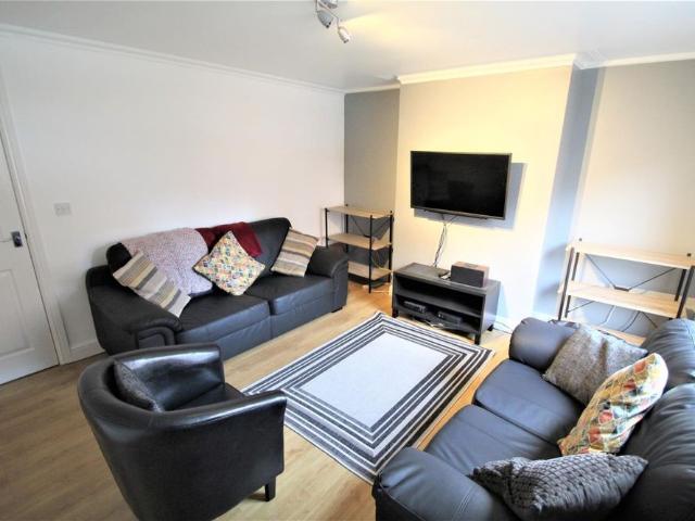 5 bedroom terraced house to rent