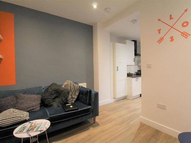 5 bedroom terraced house to rent
