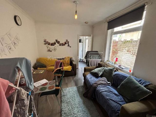5 bedroom terraced house to rent