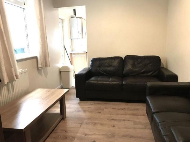 5 bedroom terraced house to rent