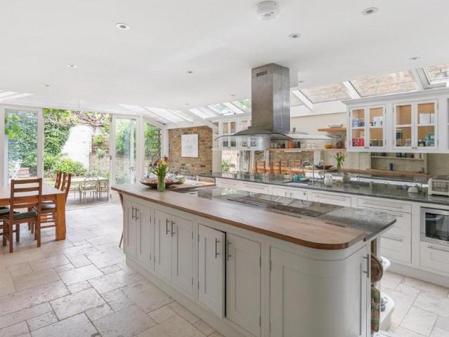 5 bedroom terraced house to rent
