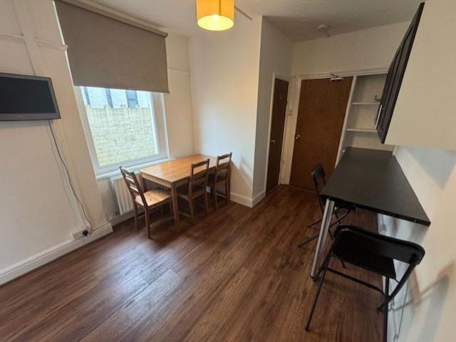 5 bedroom terraced house to rent