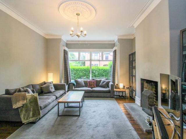 5 bedroom terraced house to rent