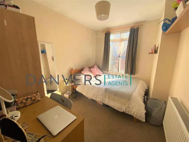 5 bedroom terraced house to rent
