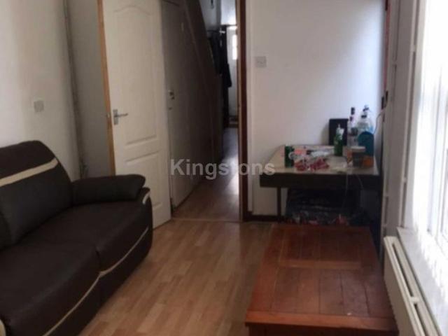 5 bedroom terraced house to rent
