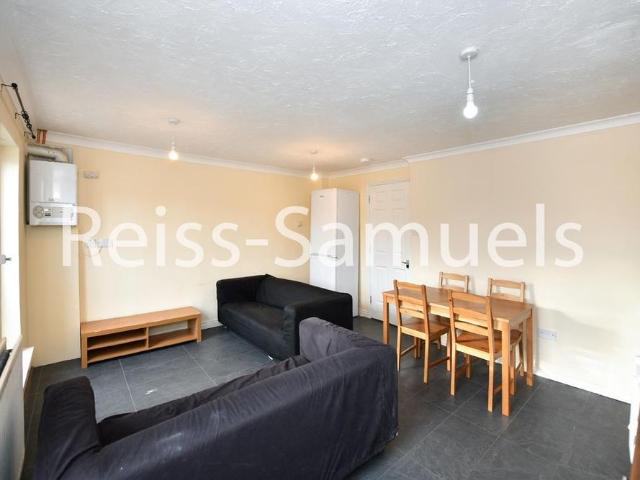 5 bedroom terraced house to rent