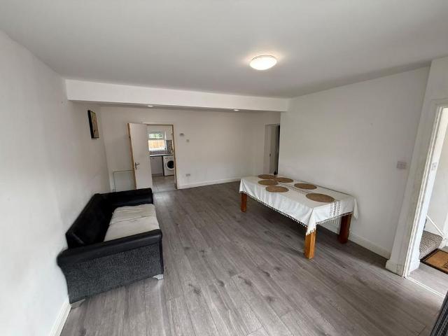 5 bedroom terraced house to rent