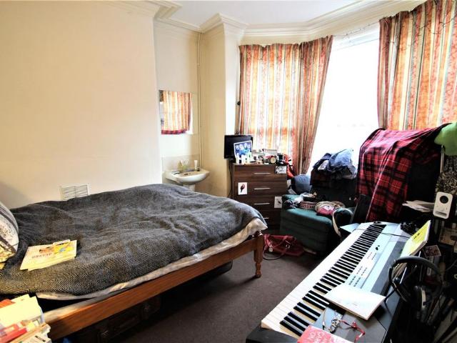5 bedroom terraced house to rent