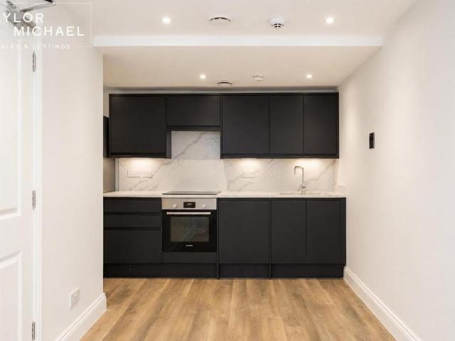 5 bedroom terraced house to rent