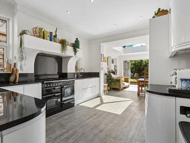 5 bedroom terraced house to rent