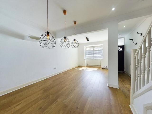 5 bedroom terraced house to rent