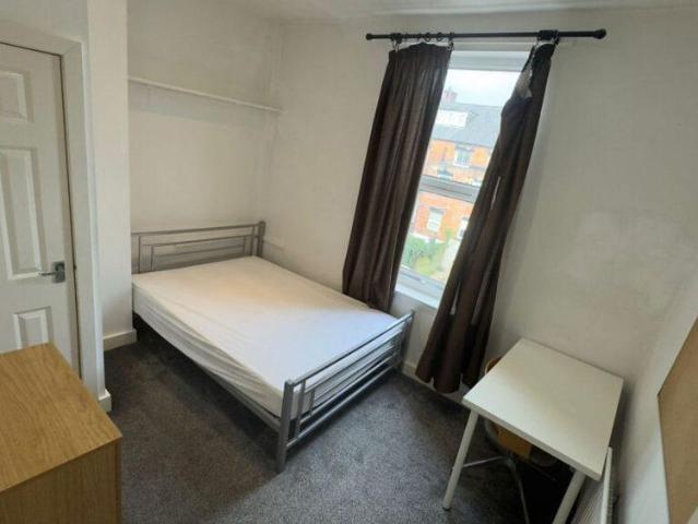 5 bedroom terraced house to rent