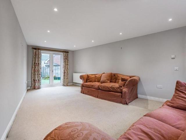 5 bedroom terraced house to rent