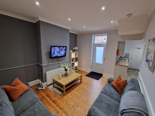 5 bedroom terraced house to rent
