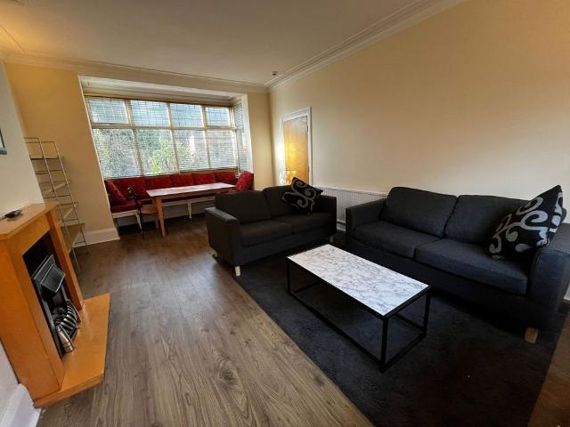 5 bedroom terraced house to rent