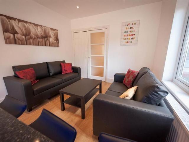 5 bedroom terraced house to rent
