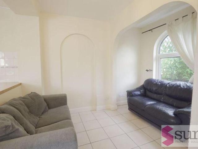 5 bedroom terraced house to rent