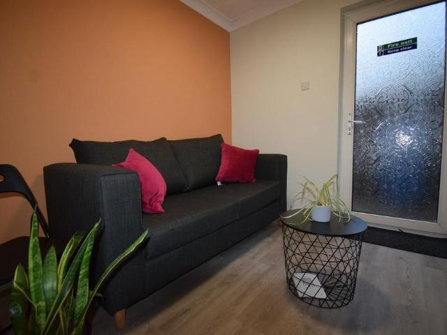 5 bedroom terraced house to rent