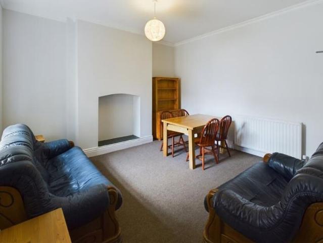 5 bedroom terraced house to rent