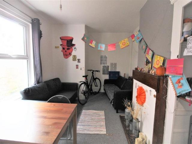 5 bedroom terraced house to rent