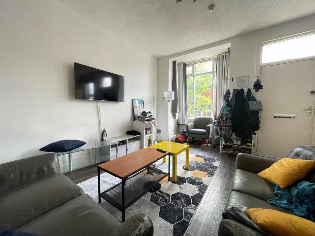 5 bedroom terraced house to rent