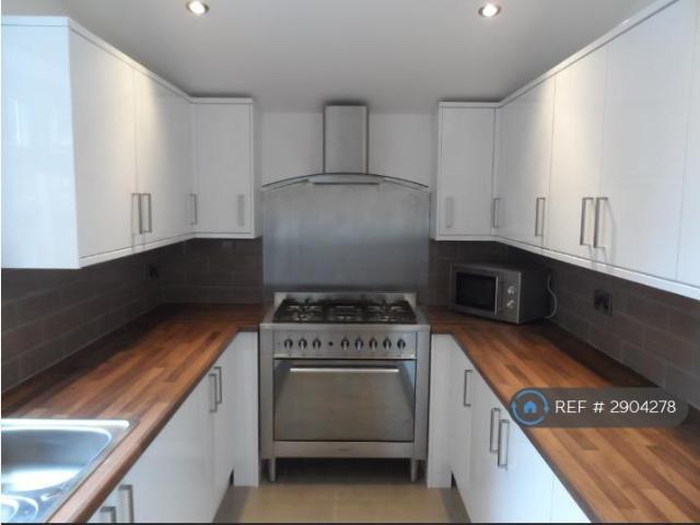 5 bedroom terraced house to rent