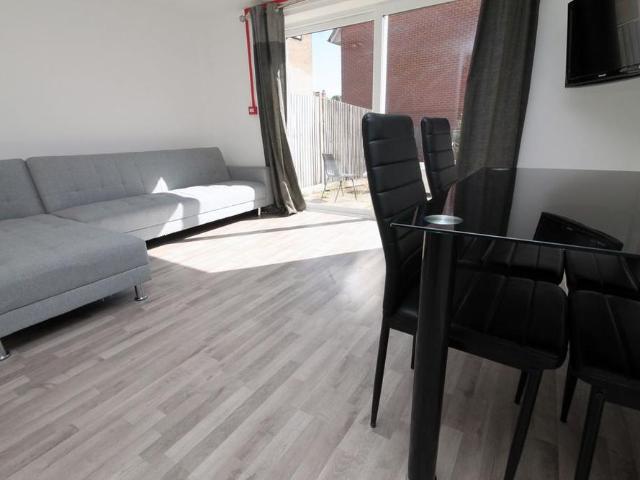 5 bedroom terraced house to rent