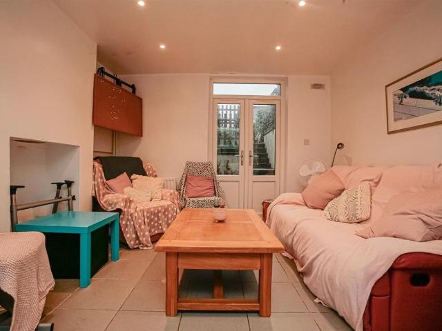 5 bedroom terraced house to rent