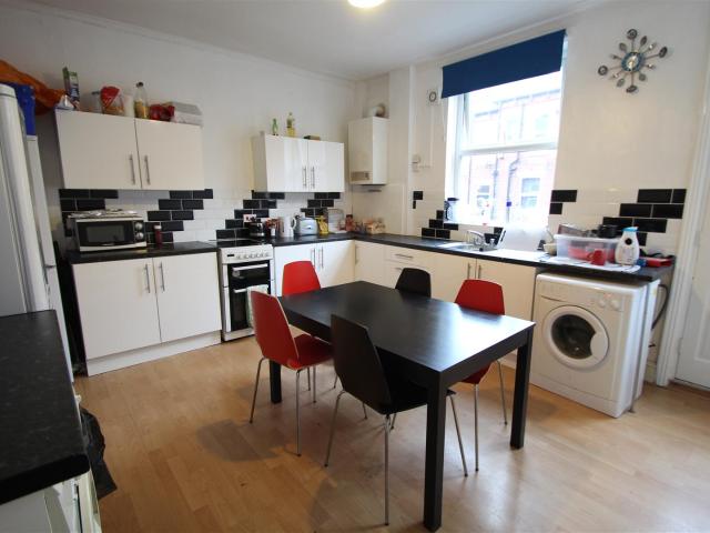 5 bedroom terraced house to rent