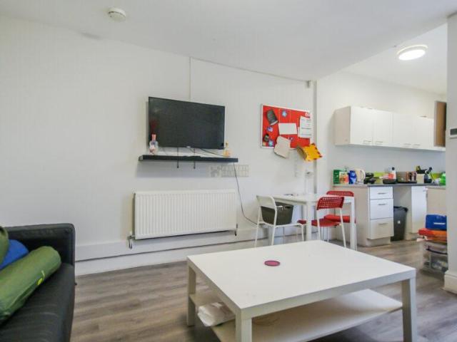 5 bedroom terraced house to rent
