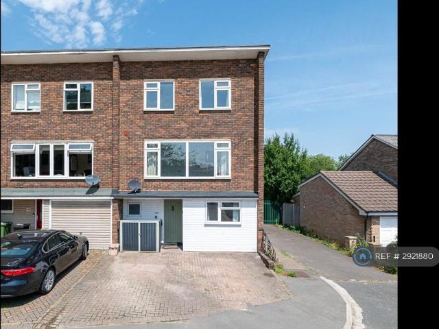 5 bedroom terraced house to rent