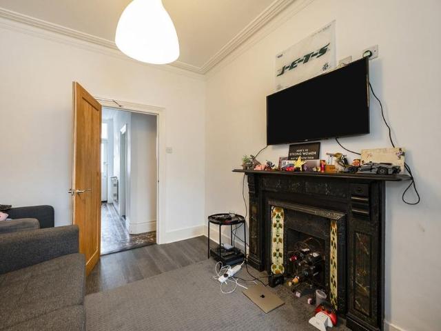 5 bedroom terraced house to rent