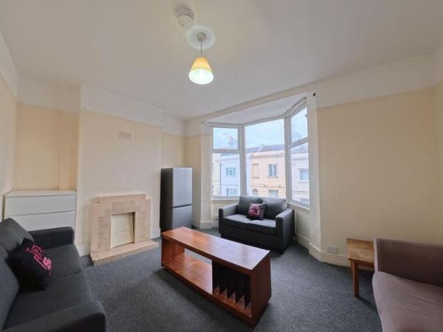 5 bedroom terraced house to rent