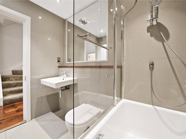 5 bedroom terraced house to rent