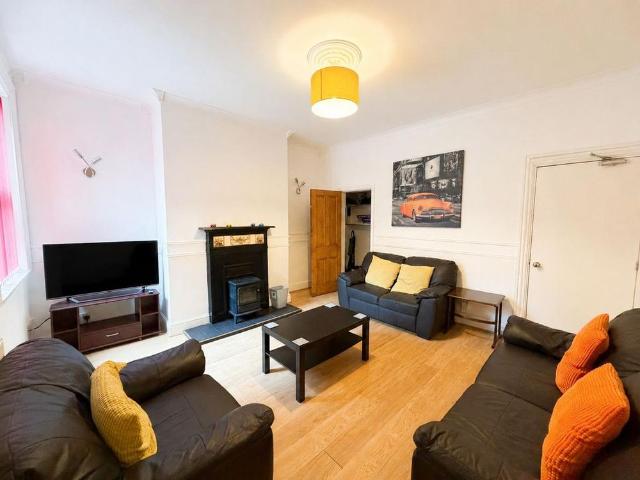 5 bedroom terraced house to rent